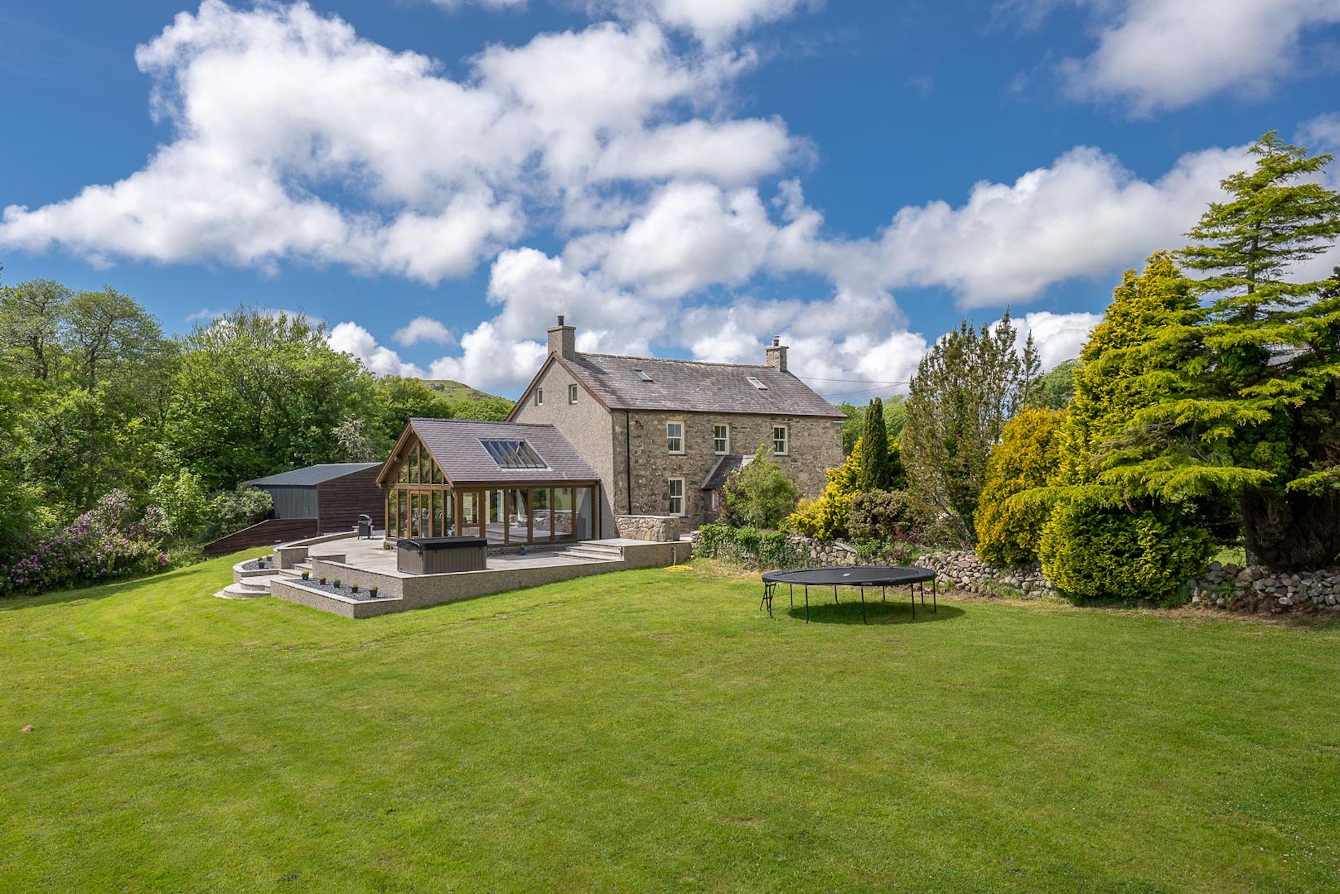 June discount at magnificent large stone cottage with hot tub and sea views